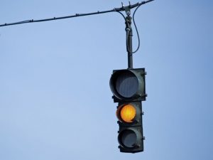 Si può attraversare l'incrocio con il semaforo giallo? La norma che non ...