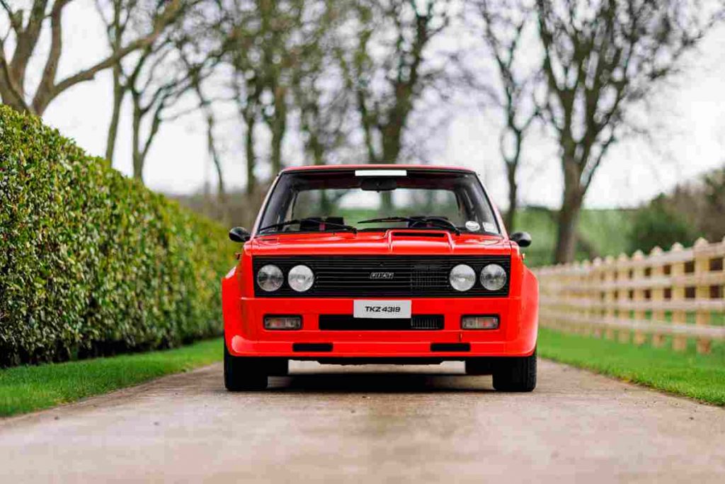 Una vecchia Fiat 131 rossa che si sente una Ferrari e vale quanto una ...