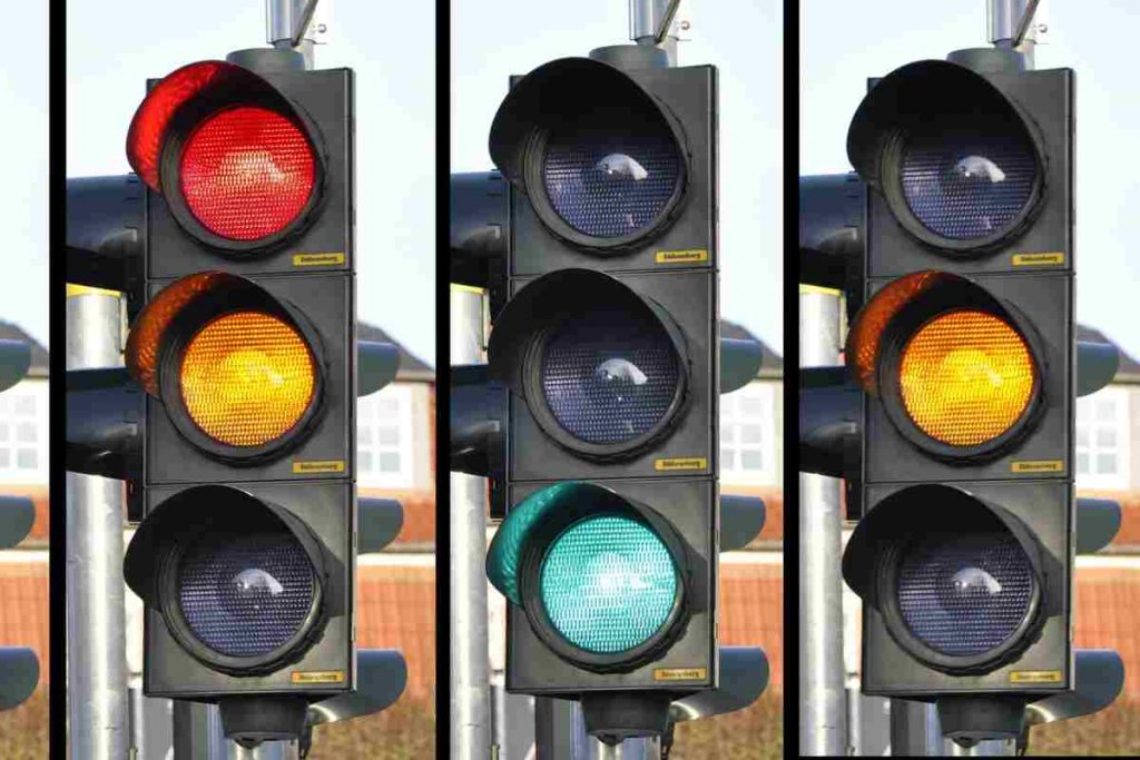 Addio ai semafori tradizionali: spunta un nuovo colore | Ha una ...
