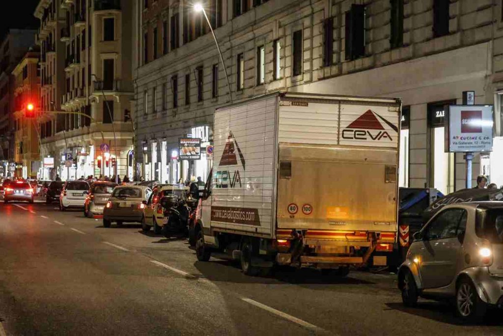 Parcheggi l'Auto o lo Scooter in doppia fila: puoi commettere un reato ...